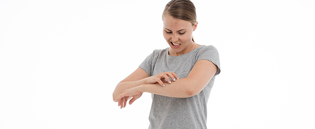 Psoriasis coude : Comment le reconnaître et le soigner